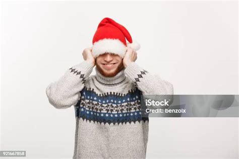 휴일 개념젊은 수염 남자 스웨터에 산타 모자를 놀고 즐길 수 있습니다 겨울에 대한 스톡 사진 및 기타 이미지 겨울 남성 남자 Istock