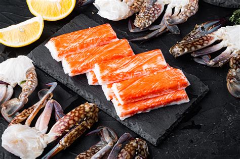 게 스틱 해산물 세미 완성 된 생선 다진 푸른 수영 게 검은 배경에 Blue Swimming Crab에 대한 스톡 사진 및 기타 이미지 Blue Swimming Crab