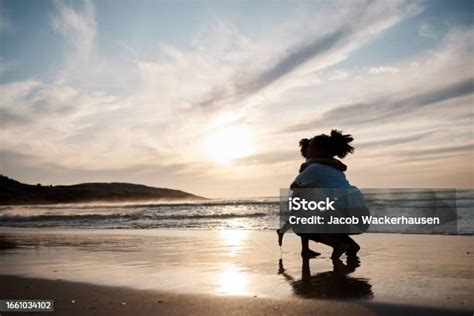 어머니 아이 그리고 해변에서 실루엣으로 일몰 모형 섬 휴가에 대한 사랑이 함께 포옹합니다 하늘 파도 물에서 공간이 있는 바다에서 엄마와 아이를 신뢰로 포옹하세요 25 29