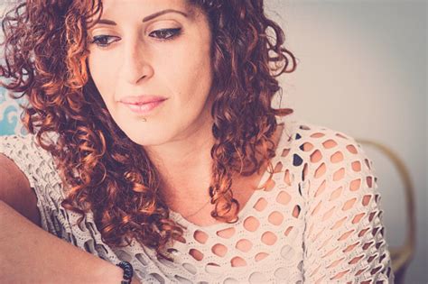 아름 다운 모델 빈티지 색상 분위기에 붉은 머리를 가진 문 개념 근처 집 좋은 붉은 색조에 그녀의 생각 미술 초상화에서 길을 잃었다 가까운에 대한 스톡 사진 및 기타 이미지