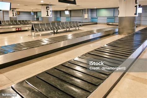 고무 섹션이 있는 빈 수하물 컨베이어 벨트와 공항 터미널 도착 구역의 빈 정보 화면 비행기에 대한 스톡 사진 및 기타 이미지 비행기 컨베이어 벨트 0명 Istock