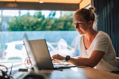 디지털 사무실에서 일하는 사람들 직장과 전자 학습을 위해 컴퓨터를 사용하는 소녀 노트북으로 온라인으로 작업하는 실내 여성의 여성 초상화 키보드에 스마트 워치를 입력하는 사람