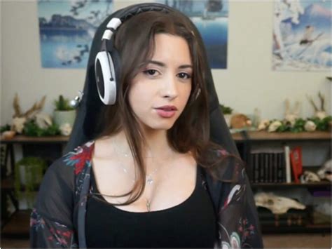 Nữ Streamer Xinh đẹp Chia Sẻ Từng Bị 40 Người đàn ông Quấy Rối Khi Mới