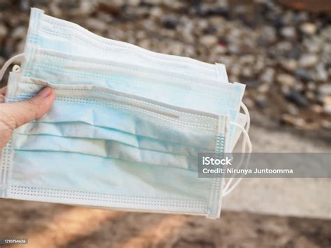 나무 배경에 고립 된 파란색 의료 보호 얼굴 마스크 의료 및 의료 위생 보호 및 관리의 개념 0명에 대한 스톡 사진 및 기타 이미지 Istock