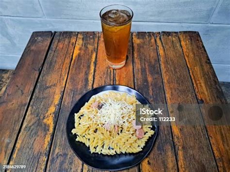 접시에 소시지 강판 치즈 까르보나라 소스를 곁들인 맛있는 Fusilli 까르보나라 유리에 얼린 신선한 차 음식과 음료 메뉴 0명에 대한 스톡 사진 및 기타 이미지 Istock