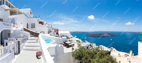 그리스 산토리니 섬santorini Island의 흰색 세척 계단 수영장 자쿠지 놀라운 럭셔리 여행 배경 프리미엄 사진