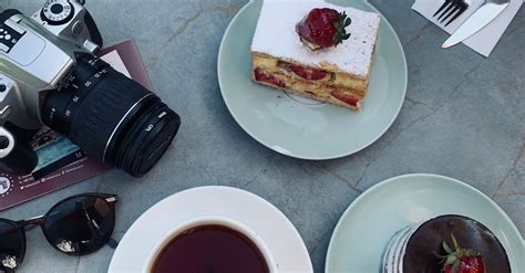 Flavorful 가루 설탕 갈라지다 고명 낮 달콤한 대접 대리석 테이블 도시 생활 디저트 딸기 디저트 딸기