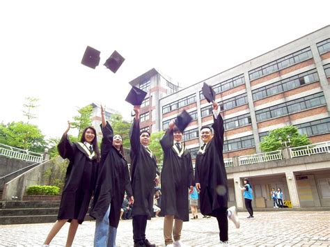 宏國德霖科技大學企業管理系 這次輪到進修部二技的學長姐畢業嘍😊 ️！ ㊗️福學長姐鵬程萬里啦！🎊🎊🎊🎊🎊