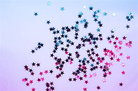 블루 네온 배경에 홀로그램 색종이 별 1980 1989 년에 대한 스톡 사진 및 기타 이미지 1980 1989 년 Led 조명 가로등 Istock