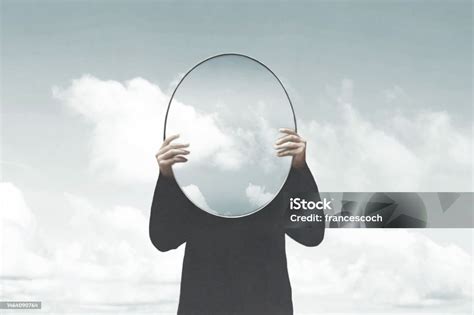 구름 사이에 초현실적 인 거울을 들고있는 검은 여자의 그림 초현실적 인 추상 개념 거울에 대한 스톡 벡터 아트 및 기타 이미지 거울 사색 반사 광학 작용 Istock