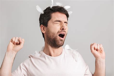 코카서스 맨 30대 캐주얼 한 티셔츠 하품 을 입은 백인 남성 30 대의 이미지 30 39세에 대한 스톡 사진 및 기타 이미지