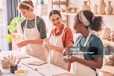 도자기 수업 그룹 워크샵 또는 행복한 여자 디자인 조각 금형 점토 제조 또는 예술 제품 다양성 세라믹 소매점 또는 스타트 업 소기업 소유자 예술가 또는 스튜디오 사람들 성형