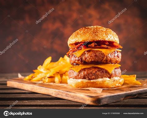 Hamburguesa Doble Con Queso Y Papas Fritas Deliciosos Pepitos Mixtos Y