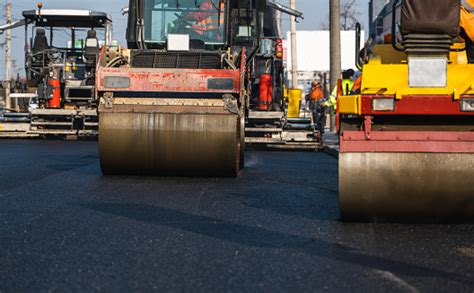 무거운 진동 롤러 압축기아스팔트 도로 롤러는 도로 건설 현장의 도로에 새로운 뜨거운 아스팔트를 누릅니다 아스팔트 포장 작업에서