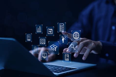 랩톱 컴퓨터를 통한 E러닝 교육 웹 과정 교육 세미나 개발에 대한 스톡 사진 및 기타 이미지 개발 고등학교 이하 공부 Istock