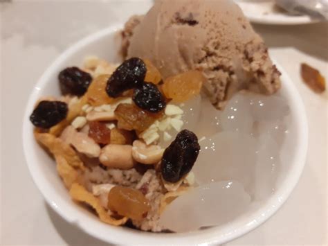 ไอศกรีมรสมอคค่า • ไอศกรีม ท็อปปิ้งแบบไทย ๆ ลูกเกด ร้าน ห้องอาหารเปรมประชากร โรงแรม มิราเคิล