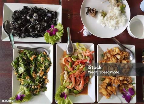 네 접시의 음식과 밥 한 그릇이 있는 식탁의 사진 다양한 접시가 있는 식탁에 음식 접시 가구에 대한 스톡 사진 및 기타 이미지 가구 디스크 보울 Istock