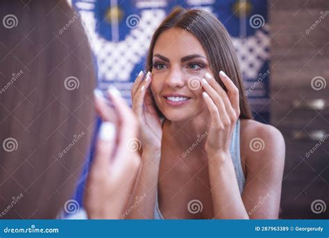 Garota No Banheiro Imagem De Stock Imagem De Cosmético 287963389