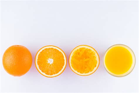 주스 개념 오렌지 과일 오렌지 주스와 흰색 바탕에 오렌지의 반쪽 주스를 만들기 위한 감귤 류 전체 및 압착 오렌지와 주스의 유리 0명에 대한 스톡 사진 및 기타 이미지