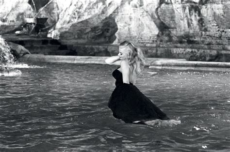 Anita Ekberg Dans La Fontaine De Trevi Dans Le Film La Dolce Vita By
