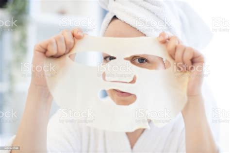 집에서 화장품 시트 마스크로 즐거운 시간을 보내는 예쁜 여자 35 39세에 대한 스톡 사진 및 기타 이미지 35 39세 가정 생활 건강관리와 의술 Istock