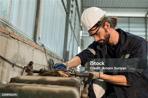 산업 공장의 전문 남성 엔지니어 유지 보수 선반 기계 안전 유니폼 고글 및 헬멧이 있는 선반 기계를 수리하는 엔지니어 20 24세에 대한 스톡 사진 및 기타 이미지 Istock