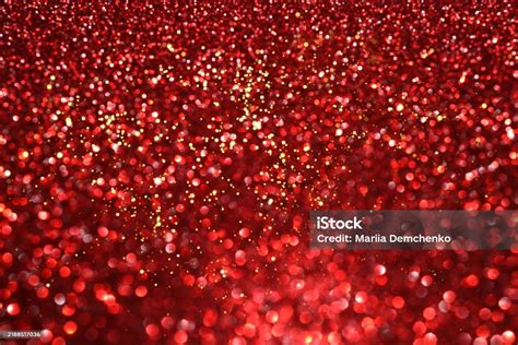 반짝이는 빛이 있는 빨간 반짝이 보케 배경 추상적인 흐릿한 질감 휴일 조명 공휴일에 대한 스톡 사진 및 기타 이미지 공휴일 광학 작용 금색 Istock
