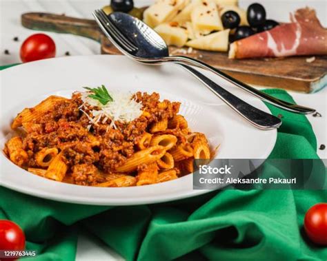 파스타 볼로네즈 소스를 곁들인 펜네 파스타 파마산 치즈 이탈리아 요리 지중해 음식 닫기 0명에 대한 스톡 사진 및 기타 이미지