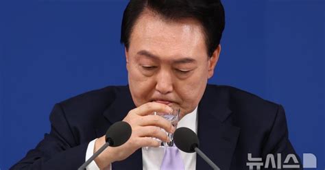목 축이는 윤석열 대통령
