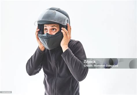 오토바이 헬멧을 쓰고 엄지손가락을 치켜들고 제스처를 하는 남자 흰색 스튜디오 벽에 격리 라틴 아메리카 히스패닉 민족에 대한 스톡