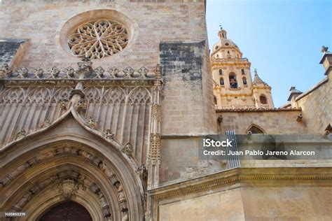 조각품 뾰족한 아치 및 장미 창문이있는 무르시아 대성당의 장엄한 고딕 양식의 외관 0명에 대한 스톡 사진 및 기타 이미지 0명 가을 건물 정면 Istock