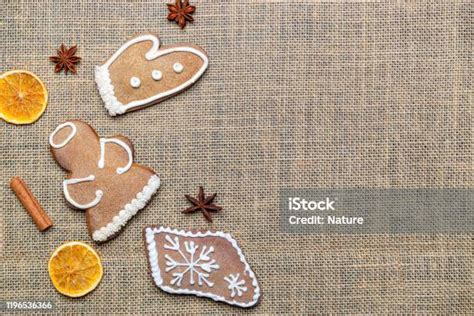 크리스마스 배경입니다 수제 축제 진저 브레드 쿠키 텍스트의 공간을 복사합니다 겨울 휴가 배경 모형 0명에 대한 스톡 사진 및 기타 이미지 Istock