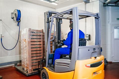 창고에서 물품을 배달합니다 창고에 있는 대형 골판지 그룹 창고에 골판지 상자가있는 포크 팔레트 트럭 상자 상자와 수동 팔레트 트럭 35 39세에 대한 스톡 사진 및 기타