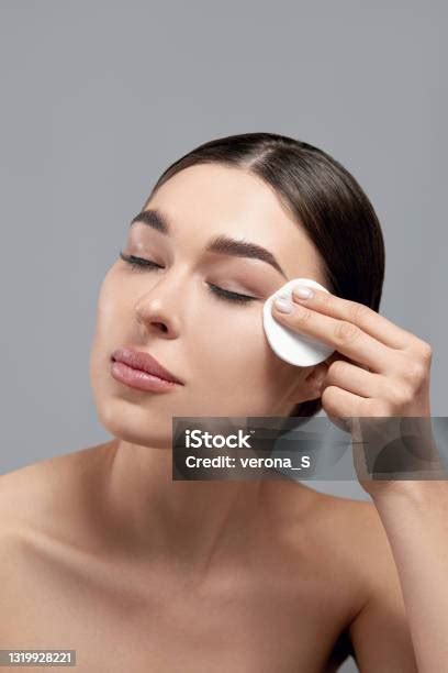 패드와 얼굴을 청소 하는 여자아름 다운 소녀 화이트 화장품 면 패드와 메이크업을 제거 화장품 패드로 얼굴 피부에서 메이크업을