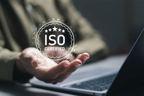 Iso 표준 품질관리 사업가는 품질 보증을 가진 노트북을 사용하거나 5개의 별을 가지고 제품을 보증합니다 Iso 표준 인증 현대