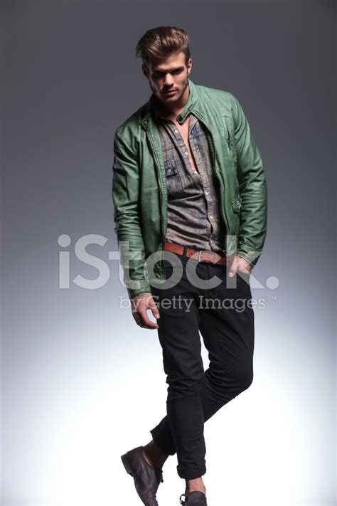 젊은 패션 모델 포즈의 전신 사진 스톡 사진 Freeimages 젊은 패션 모델 포즈의 전신 사진 스톡 사진 Freeimages