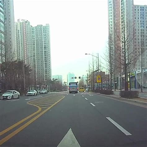 블랙박스 버스타려고 왕복5차로 무단횡단하는 남학생 학생 차오는거 봤으면 멈춰야죠 Krviewcodeaccident