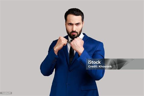 권투 준비를 마친 주먹을 들고 자신의 권리와 자유를 지키는 남자 비즈니스에 대한 스톡 사진 및 기타 이미지 비즈니스 30