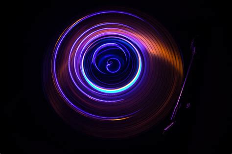 속도의 개념화재와 연기의 흔적비닐 레코드 비닐 디스크 굽기 턴테이블 비닐 레코드 플레이어 디스크 자키에 대 한 복고풍 오디오 장비 사운드 테크놀로지 Dj에 대한 스톡 사진