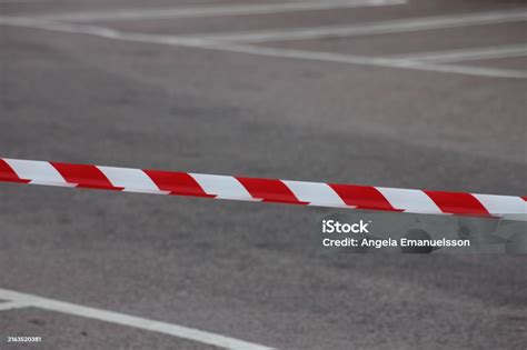 빨간색과 흰색 테이프가 사람들을 특정 지역에서 제지합니다 0명에 대한 스톡 사진 및 기타 이미지 0명 거리 건설 현장 Istock