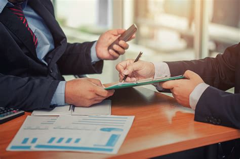 비즈니스 사람들 회의 시간 새로운 시작 프로젝트 아이디어의 프레 젠 테이 션 계획을 분석 가리키기에 대한 스톡 사진 및 기타