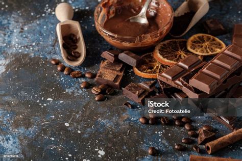 다크와 밀크 초콜릿 바 건조 오렌지 슬라이스 계 피와 파란 배경에 커피 콩 갈색에 대한 스톡 사진 및 기타 이미지 갈색