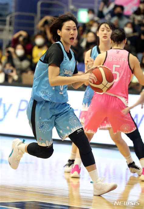 여자농구 올스타 드리블하는 유승희 네이트 스포츠 여자농구 올스타 드리블하는 유승희 네이트 스포츠