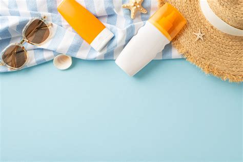 파스텔 블루 색상의 노라벨 Spf 병 선햇 선글라스 담요 및 비치 액세서리의 평면도 자외선 차단 및 수분 공급 효과 강조 자외선 차단에 대한 스톡 사진 및 기타 이미지