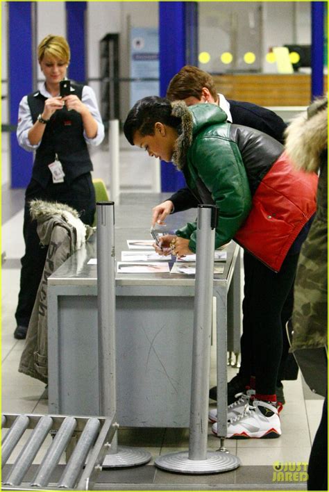 Rihanna Behind The Scenes Tour Video Watch Now Photo Rihanna Photos Just