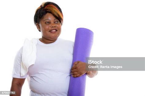 행복 한 지방 검은 아프리카 여자 웃 고 요가 매트 체육관에 대 한 준비 상태 생각의 스튜디오 샷 30 39세에 대한 스톡 사진 및 기타 이미지 Istock