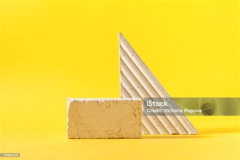 노란색 배경에서 제품 프리젠 테이션을위한 기하학적 모양의 빈 콘크리트 좁은 통로 비우다 공간을 복사합니다 연단에 대한 스톡 사진 및 기타 이미지 Istock