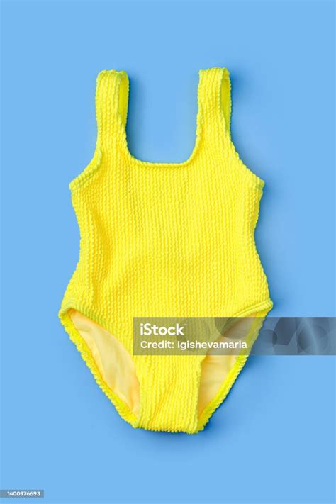 파란색 배경의 어린이를위한 밝은 노란색 수영복 아이들을위한 해변 여름 액세서리의 최고 전망 플랫 레이 수영복에 대한 스톡 사진 및 기타 이미지 Istock