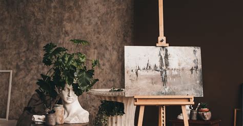 이젤에 그림을 그리고 방에 있는 흉상 조각 · 무료 스톡 사진