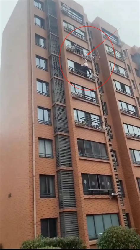 四岁女童竟独自悬挂在七楼窗外？！惊险一刻 众人合力化险为夷！